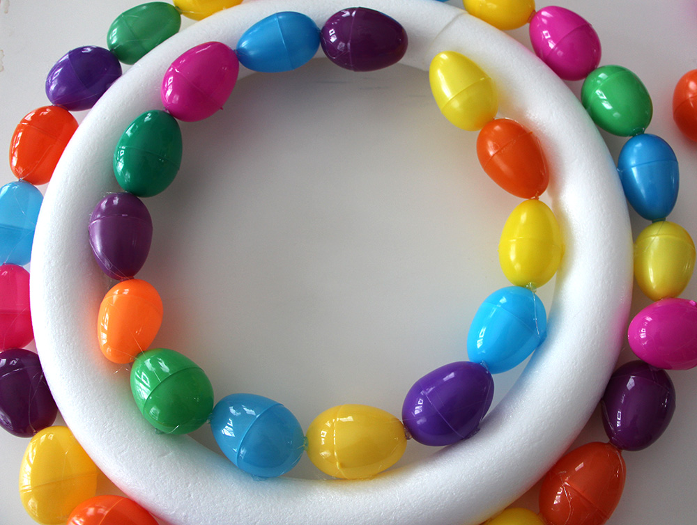 DIY: Easter egg wreath